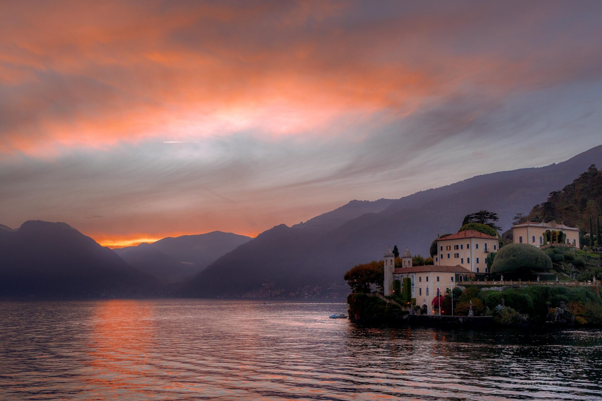 Best Sunset Spots in Lake Como: Where to Watch Golden Hour Magic - Holistay Limited | Lake Como ...